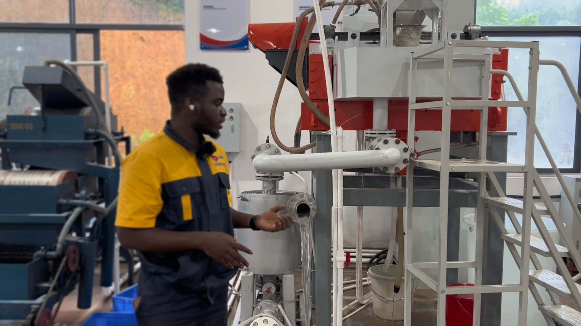 Laboratory Magnetic Separation Test To Purify Quartz Sand - JxscLab